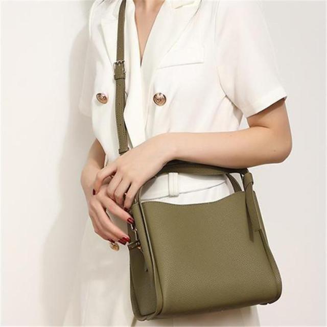 ショルダーバッグ トートバッグ バック レディース 革 本革 牛本革 大きめ 小さい 軽い 40代 30代 20代 斜めがけ 通勤 通学