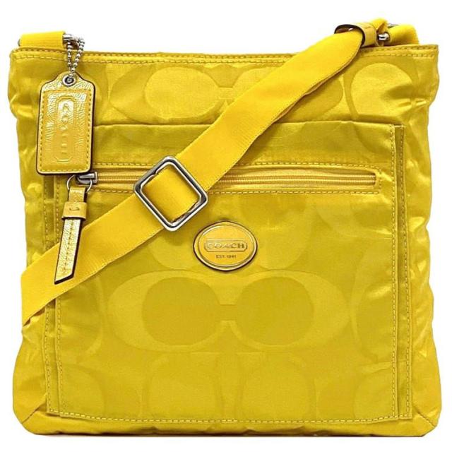 コーチ ショルダーバッグ ec-21953 イエロー シグネチャー F77408 美品 サコッシュ ナイロン レザー 中古 COACH クロスボディ チャーム付 軽い ロゴ 定番 人気 女性 レディース 黄色 バッグ 鞄 お洒落 カジュアル 総柄 通勤 通学 上品 ブランド 本物 鑑定済み