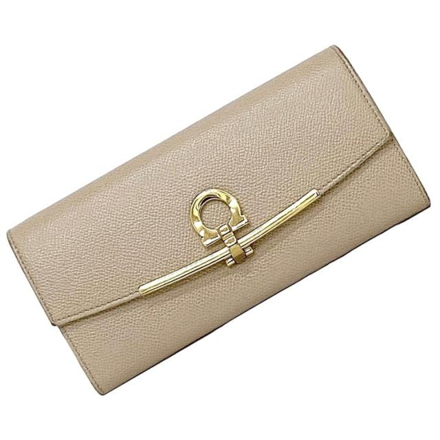 サルヴァトーレ フェラガモ 二つ折り 長財布 ec-22872 ベージュ ガンチーニ 22 D150/01 0683303 美品 財布 レザー 中古 Salvatore Ferragamo ロゴ ホック クリップ フラップ シンプル グレインレザー 定番 人気 箱付き お洒落 高級感 ブランド 本物 鑑定済み