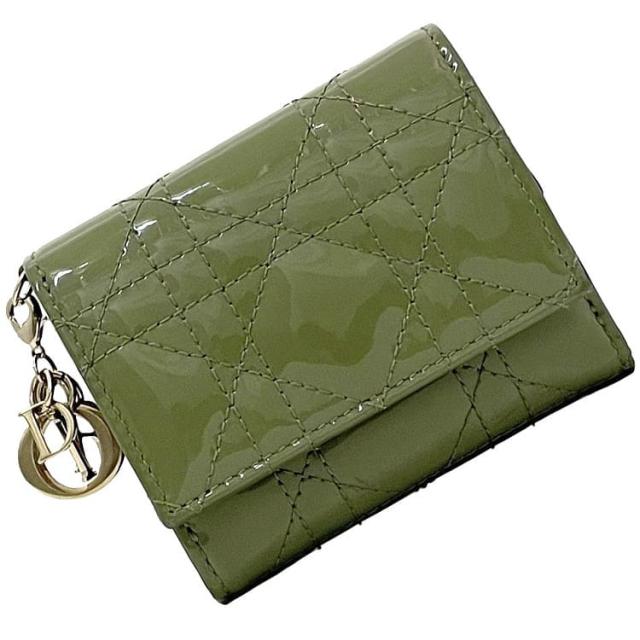 クリスチャン ディオール 三つ折り 財布 ec-23127 カーキ グリーン レディディオール カナージュ 美品 パテント レザー 中古 43-MA-1129 Christian Dior ステッチ 緑 折り財布 ロゴ チャーム コンパクト ホック ロゴ金具 定番 人気 ブランド 本物 鑑定済み