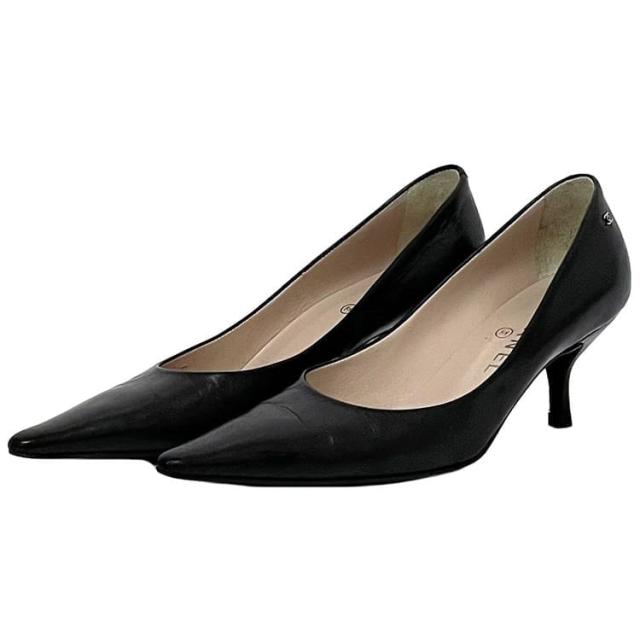 シャネル パンプス ec-23191 ブラック ココマーク 美品 24.0cm レザー 中古 CHANEL シューズ 靴 ワンポイント ロゴ アパレル ヴィンテージ シンプル 定番 人気 箱付き 箱 黒色 黒 革 お洒落 レディース シューズ 通勤 ビジネス 高級感 ブランド 本物 鑑定済み