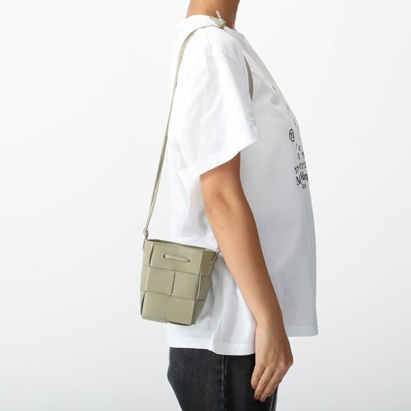 ボッテガヴェネタ ショルダーバッグ カセット クロスボディ ポーチ ベージュ レディース BOTTEGA VENETA 680217 VCQC4 2916