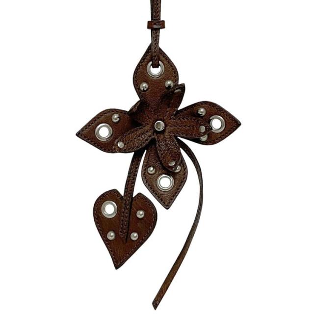 ミュウミュウ チャーム ブラウン 美品 レザー 中古 miu miu 花 フラワー スタッズ レア メンズ レディース ヴィンテージ キーホルダー レザーチャーム フラワーモチーフ ハートモチーフ アクセサリー 革 シンプル ロゴ刻印