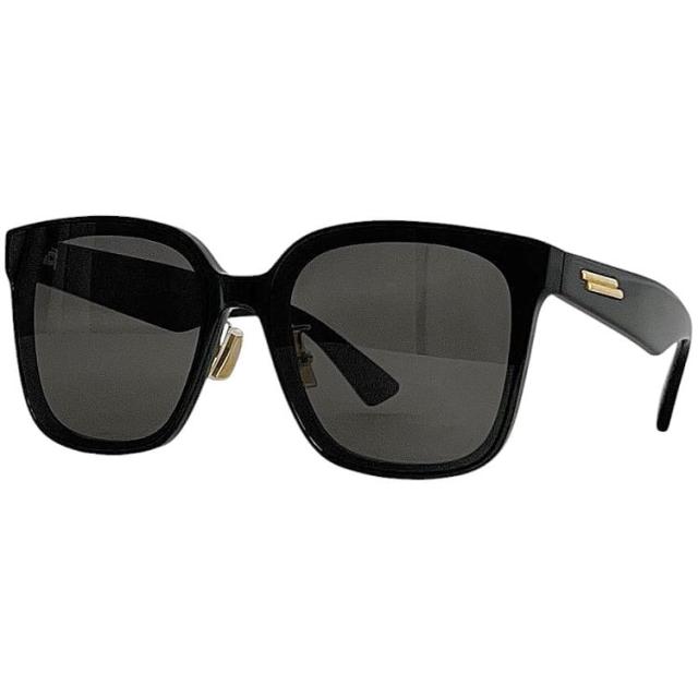 ボッテガヴェネタ サングラス ブラック BV303SK 美品 プラスチック 中古 BOTTEGAVENETA アイウエア ワンカラー ケース付き メンズ レディース 男女兼用 シンプル 定番 人気 ウェリントン ワンカラー 黒 黒レンズ