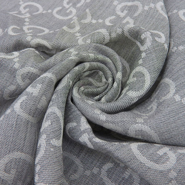 グッチ GUCCI ショップ袋付き GG柄ストール 女性 レディース プレゼントライトグレー ウール70％×シルク30％ 1659043g6461400 アウトレット限定モデル ギフトケース付き ブランド グッチ GUCCI ショップ袋付き GG柄ストール 女性 レディース