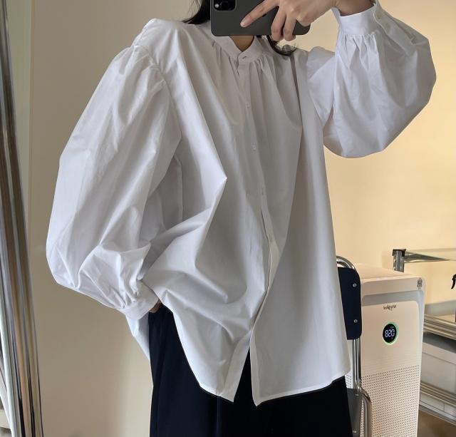 トップス シャツ ブラウス 白シャツ 白トップス 袖あり 長袖 ボリューム袖 ドロップショルダー 萌袖 襟付き スタンドカラー フレア ワイド 前開き かわいい 大人可愛い きれいめ シンプル カジュアル 大人 上品 おしゃれ かっこいい ラフ メンズライク ラブリー キュート