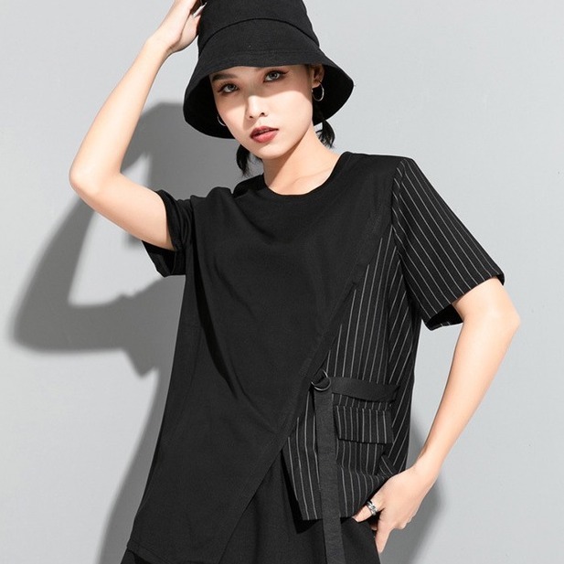 アシンメトリーストライプトップス 袖あり 半袖 襟なし かわいい 大人可愛い きれいめ シンプル カジュアル 大人 上品 おしゃれ お洒落 かっこいい こなれ感 ラフ ラブリー キュート 個性的 主役級 存在感 とろみ感 抜け感 無地 春 夏 秋 誕生日 母の日 クリスマス