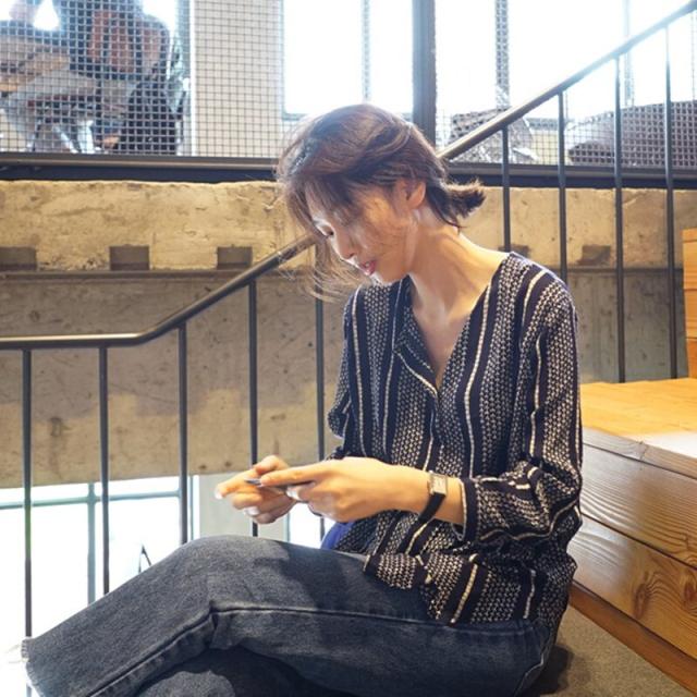 トップス ブラウス 袖あり 長袖 襟なし 薄手 かわいい 大人可愛い きれいめ シンプル カジュアル 大人 上品 おしゃれ レトロ 大人女子 こなれ感 ラフ ラブリー キュート ガーリー ルーズ モード系 セクシー エレガント 存在感 フォーマル とろみ感 抜け感 ストライプ 春 夏 秋