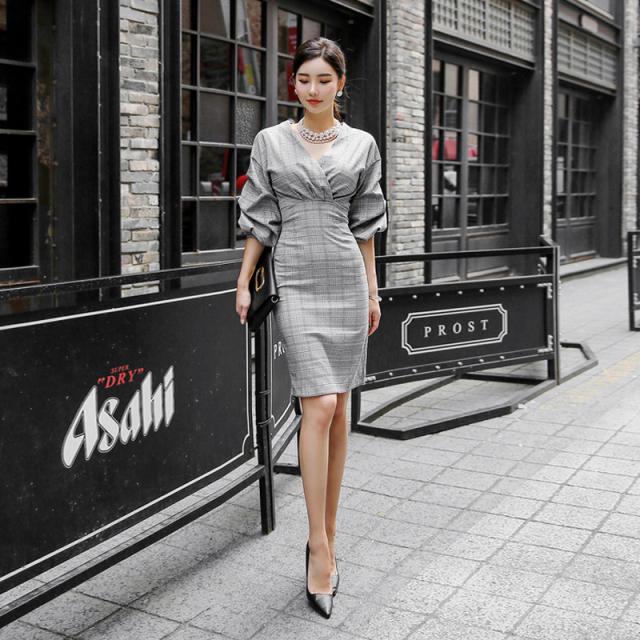 ワンピース 膝下 袖あり 5分袖 Vネック 襟なし スリム タイト 細身 ストレート Iライン かわいい 大人可愛い きれいめ シンプル カジュアル 大人 上品 おしゃれ お洒落 かっこいい レトロ 大人可愛い 大人女子 こなれ感 個性的 クール セクシー エレガント モダン 主役級