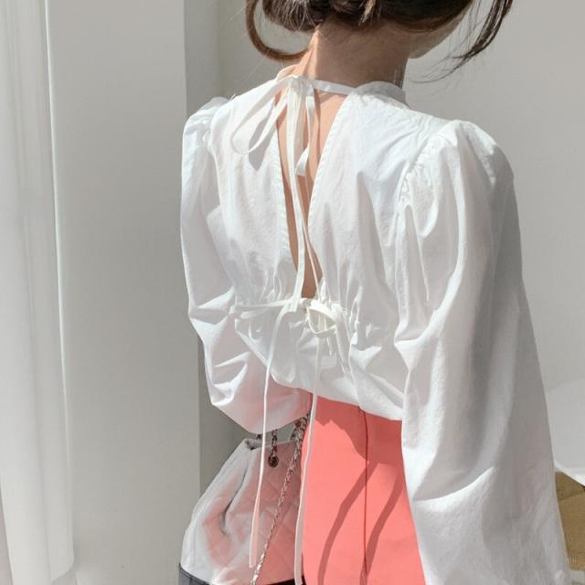 バックオープンリボンブラウス トップス シャツ ブラウス ミドル丈 袖あり 長袖 パフスリーブ ラウンドネック リボン バックリボン かわいい 大人可愛い きれいめ カジュアル 大人 上品 おしゃれ レトロ 大人女子 キュート セクシー エレガント 無地 春 秋 10代 20代 30代