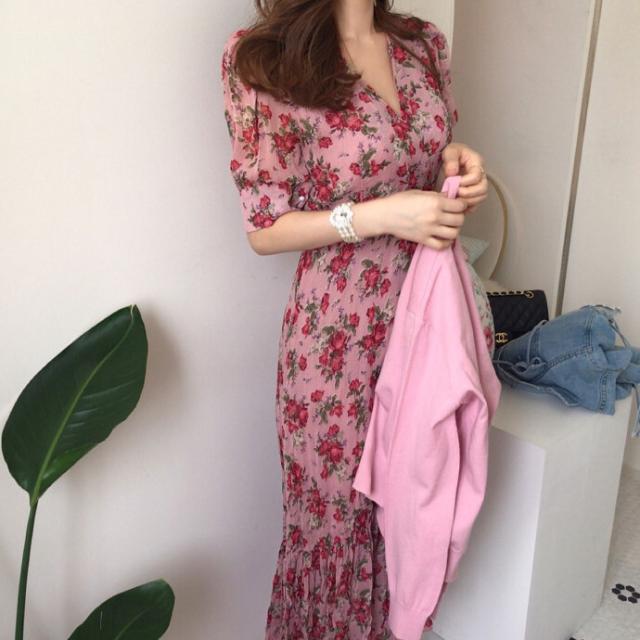 花柄ピンクワンピ ワンピース 膝下 袖あり 半袖 Vネック 襟なし かわいい 大人可愛い きれいめ シンプル カジュアル 大人 上品 おしゃれ お洒落 かっこいい レトロ 大人可愛い 大人女子 こなれ感 ラフ ラブリー キュート ガーリー 主役級 存在感 フォーマル とろみ感 抜け感