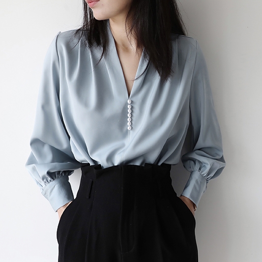きれいめ ブラウス トップス シャツ プルオーバー 袖あり 長袖 Vネック セミフレア パール かわいい 大人可愛い シンプル 大人 上品 おしゃれ 大人女子 こなれ感 ラブリー キュート モード系 エレガント モダン 主役級 存在感 フォーマル とろみ感 無地 春 秋 冬 入学式
