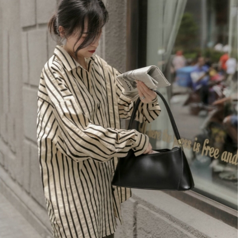 オーバーサイズ ストライプ シャツ トップス ブラウス 袖あり 長袖 ドロップショルダー 萌袖 襟付き ワイド 前開き かわいい 大人可愛い きれいめ カジュアル 大人 おしゃれ かっこいい こなれ感 ラフ メンズライク マニッシュ ボーイッシュ ラブリー キュート ルーズ