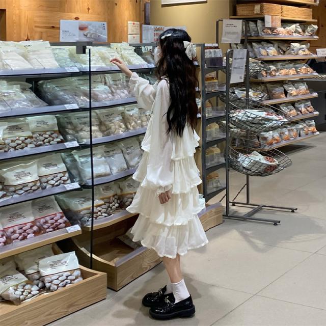 ティアード ロリータ ワンピース ミモレ ミモレ丈 袖あり ボリューム袖 フレアスリーブ 襟付き フレア ドッキング バックシャン バックコンシャス ふわふわ 透け感 かわいい カジュアル おしゃれ ラフ ラブリー キュート ガーリー 主役級 存在感 とろみ感 原宿系 病み系 無地