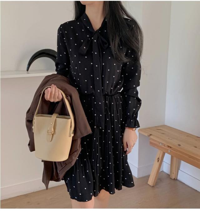 小花柄 ドット柄 プリーツ ボウタイ ミニ ワンピース ミニ丈 膝上 袖あり 長袖 パフスリーブ セミフレア リボン かわいい 大人可愛い きれいめ シンプル カジュアル 大人 上品 おしゃれ 大人女子 こなれ感 ラブリー キュート ガーリー モダン 花柄 フラワー 水玉 秋 冬 10代