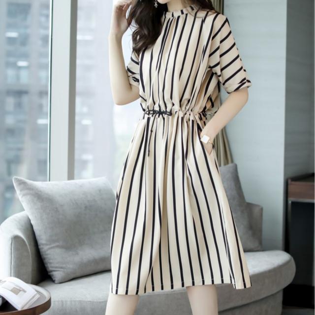 スタンドカラー プチハイネック ストライプ ワンピース 膝丈 ひざ丈 袖あり 半袖 5分袖 五分袖 ハイネック フレア Aライン ウエストマーク ドローコード かわいい 大人可愛い きれいめ シンプル カジュアル 大人 上品 おしゃれ 大人女子 こなれ感 ラブリー キュート モード系