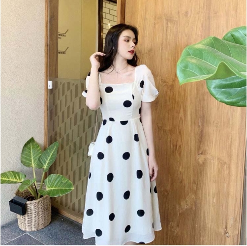 水玉 ロング ワンピース フレアワンピース 膝下 ロング丈 袖あり 半袖 パフスリーブ スクエアネック フレア Aライン リボン バックシャン バックコンシャス かわいい 大人可愛い きれいめ シンプル カジュアル 大人 上品 おしゃれ 大人女子 こなれ感 ラブリー キュート