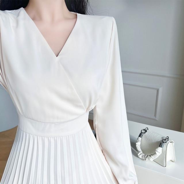 バックリボン プリーツワンピース ワンピース 膝下 ミモレ ミモレ丈 ロング ロング丈 マキシ マキシ丈 9分丈 袖あり 長袖 襟なし セミフレア かわいい 大人可愛い きれいめ シンプル カジュアル 大人 上品 おしゃれ お洒落 大人可愛い 大人女子 こなれ感 ラフ キュート