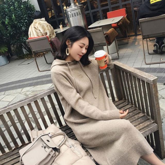 ワンピース ワンピドレス 膝下 ロング ロング丈 袖あり 長袖 襟なし ストレート Iライン フード付き かわいい 大人可愛い シンプル カジュアル 大人 おしゃれ お洒落 アジアン エスニック 大人女子 ラフ 無地 秋 冬 20代 30代 レディース 女性用 通勤 デート お出かけ