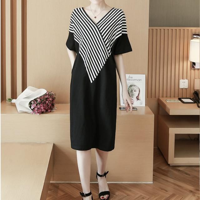 ワンピース フレアワンピース 膝丈 ひざ丈 袖あり 半袖 Vネック 襟なし セミフレア スリム 細身 ストレート Aライン かわいい 大人可愛い シンプル カジュアル 大人 上品 おしゃれ かっこいい 大人女子 こなれ感 ラフ ルーズ 個性的 クール モード系 エレガント モダン 無地