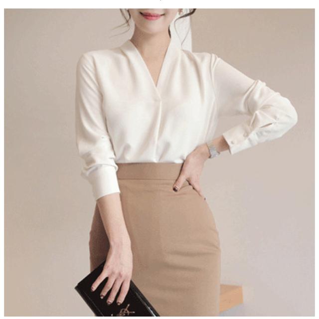 Vネック きちんと感 シンプル トップス シャツ ブラウス 袖あり 長袖 襟なし 大人可愛い きれいめ 大人 上品 おしゃれ 大人女子 こなれ感 ラブリー モード系 エレガント モダン フォーマル とろみ感 抜け感 無地 春 秋 冬 入学式 入園式 卒業式 卒園式 謝恩会 結婚式 10代