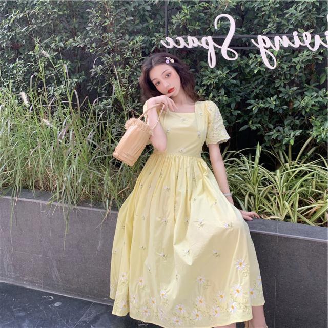 花柄 パフスリーブ ロング ワンピース フレアワンピース 膝下 袖あり 半袖 5分袖 五分袖 スクエアネック デコルテ見せ フレア 切り替えデザイン 刺繍 ハイウエスト タック かわいい 大人可愛い きれいめ カジュアル 上品 おしゃれ こなれ感 ラブリー キュート ガーリー 主役級