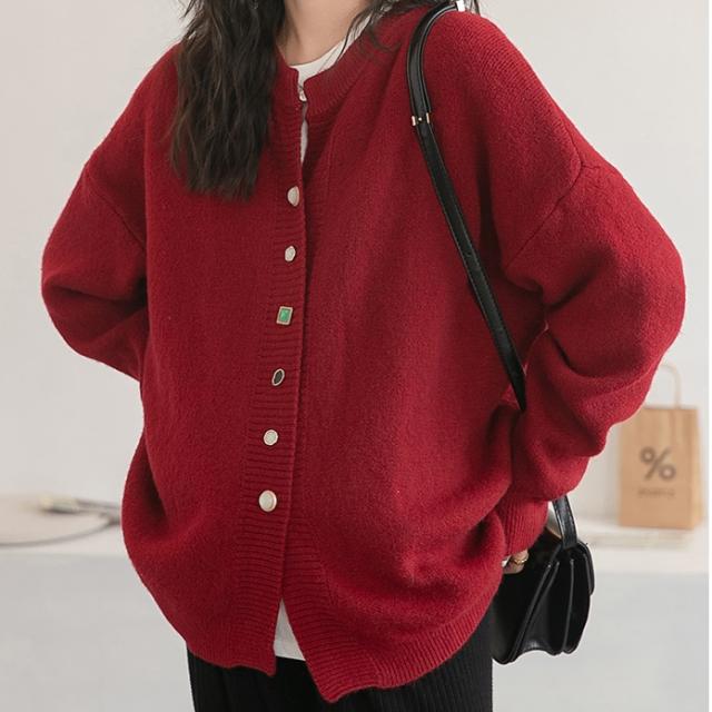 パール 翡翠 ボタン クルーネック ニット カーディガン トップス 袖あり 長袖 ドロップショルダー 萌袖 襟なし 前開き 編み込み かわいい 大人可愛い きれいめ シンプル カジュアル 大人 上品 おしゃれ レトロ 大人女子 こなれ感 ラフ ラブリー 個性的 モダン 存在感 無地 秋