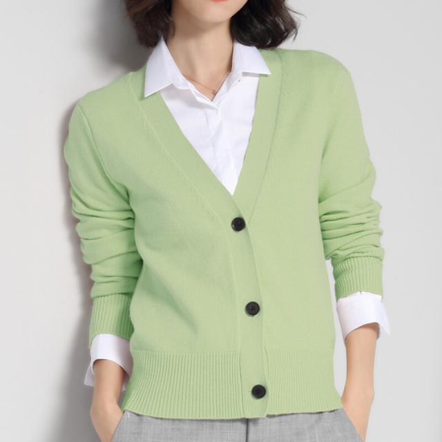 トップス カーディガン ショート丈 袖あり 長袖 定番スタイル Vネック かわいい 大人可愛い きれいめ カジュアル 大人カジュアル 上品 おしゃれ お洒落 レトロ こなれ感 ゆったり 羽織 シンプル 春 秋 10代 20代 30代 40代 オフィス OL 通勤 学生 通学 デート お出かけ 女子会