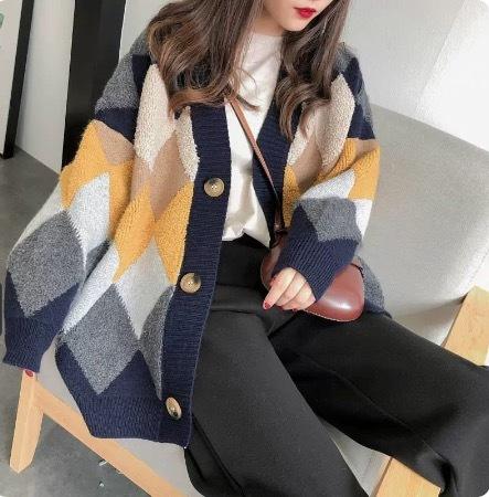 トップス デート ニットソー カーディガン 上着 ミディアム丈 袖あり 長袖 ボリューム袖 フレアスリーブ ホルンスリーブ 萌袖 襟なし フレア セミフレア 細身 ストレート ワイド Aライン Iライン 切り替えデザイン スマート もこもこ モコモコ ポケット 前開き 伸縮性 ニット