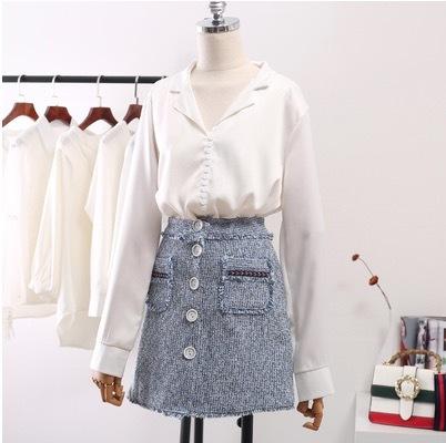 トップス デート シャツ ブラウス カットソー 白シャツ 白トップス ミディアム丈 袖あり 長袖 ボリューム袖 フレアスリーブ ホルンスリーブ 萌袖 Vネック 襟付き フレア セミフレア 細身 ストレート ワイド Aライン Iライン 切り替えデザイン ドッキング スマート 前開き