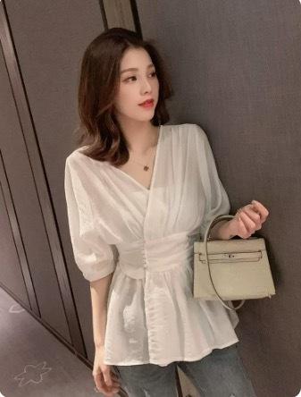 トップス デート シャツ ブラウス カットソー 白シャツ 白トップス ミディアム丈 袖あり 5分袖 五分袖 7分袖 七分袖 ボリューム袖 フレアスリーブ ホルンスリーブ 萌袖 Vネック 襟なし フレア セミフレア 細身 ストレート ワイド Aライン Iライン 切り替えデザイン スマート