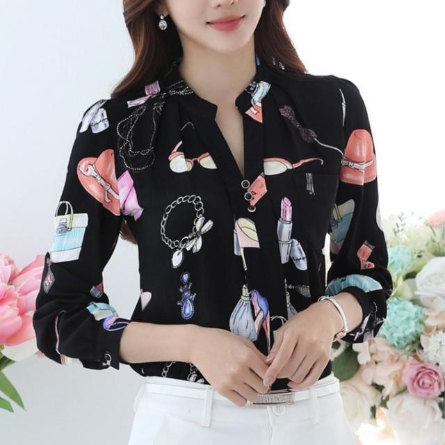 プリント とろみ ブラウス トップス シャツ 袖あり 長袖 パフスリーブ Vネック 襟なし スキッパー かわいい 大人可愛い きれいめ カジュアル 大人 上品 おしゃれ お洒落 大人女子 こなれ感 ラブリー キュート 個性的 クール モード系 エレガント モダン 主役級 存在感