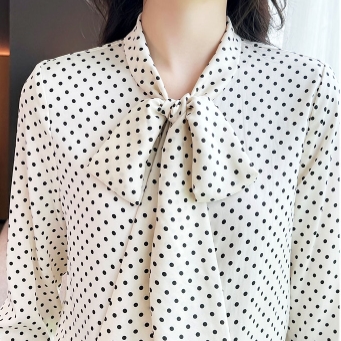 ドット柄 リボン ボウタイ ブラウス トップス シャツ 袖あり 長袖 Vネック かわいい 大人可愛い きれいめ シンプル カジュアル 大人 上品 おしゃれ 大人女子 こなれ感 ラブリー キュート モード系 エレガント モダン 主役級 フォーマル とろみ感 抜け感 水玉 春 秋 冬 10代