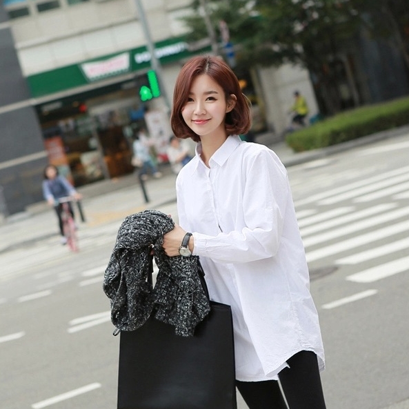 トップス シャツ ブラウス 白シャツ 白トップス ロング丈 袖あり 長袖 襟付き 前開き 綿 シンプル カジュアル 大人 おしゃれ お洒落 大人女子 ラフ 存在感 無地 春 秋 20代 30代 レディース 女性用 ビジネス OL 通勤 デート お出かけ 公園デビュー 女子会 休日 旅行 就活