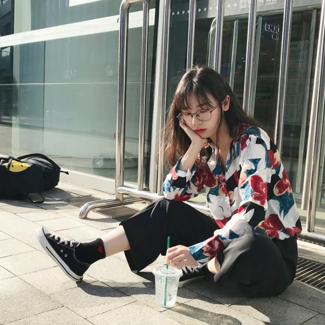 トップス シャツ ミディアム丈 袖あり 長袖 Vネック 襟付き シフォン 前開き ポリエステル かわいい 大人可愛い おしゃれ お洒落 かっこいい レトロ アジアン エスニック エキゾチック 大人女子 個性的 クール モード系 主役級 存在感 柄 プリント 春 夏 秋 10代 20代