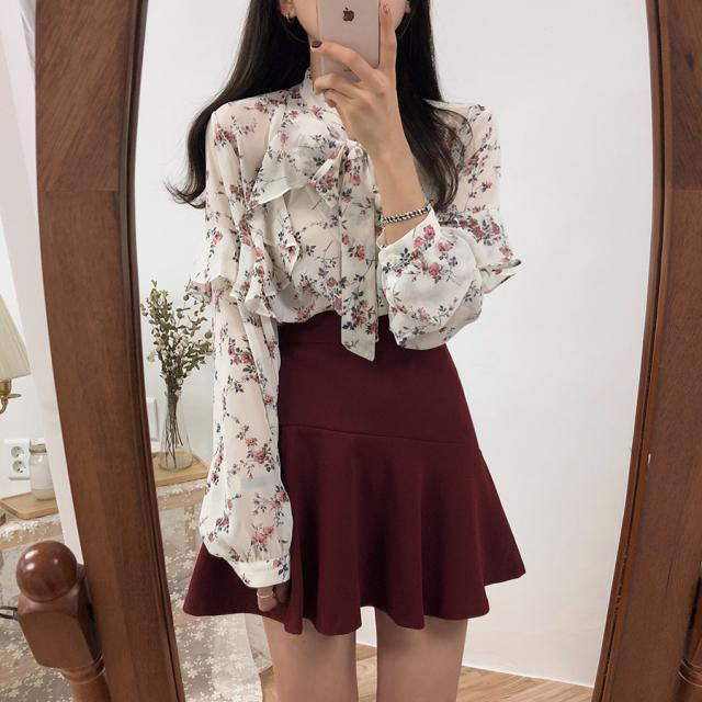 Vネック 花柄 シフォン ブラウス トップス シャツ 袖あり 長袖 フリル リボン 透け感 かわいい 大人可愛い きれいめ シンプル カジュアル 大人 上品 おしゃれ お洒落 大人女子 こなれ感 ラブリー キュート ガーリー モード系 エレガント モダン 主役級 存在感 とろみ感 抜け感