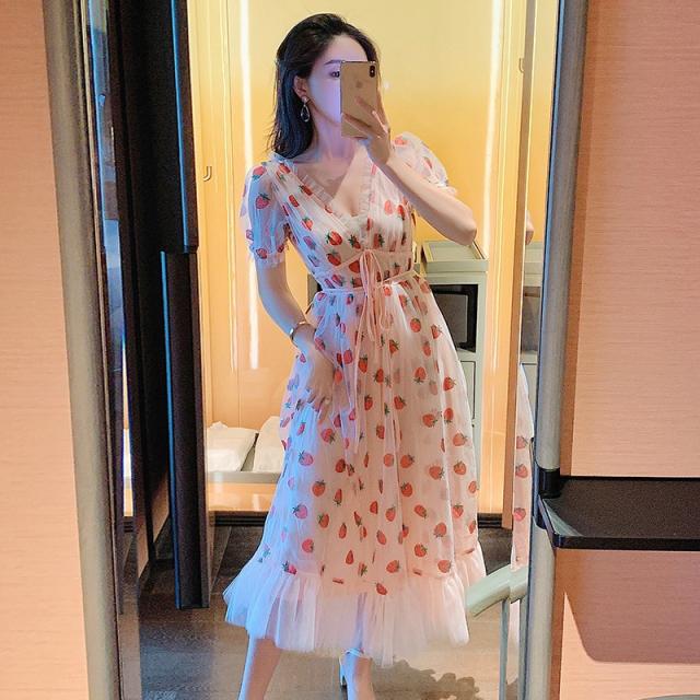 ストロベリー柄 バッグシャン シースルー ワンピ ワンピース フレアワンピース ロング ロング丈 アンクル丈 袖あり 半袖 パフスリーブ Vネック 襟なし フレア Aライン プリーツ シフォン フリル リボン ウエストマーク ウエストリボン バックコンシャス 透け感 かわいい