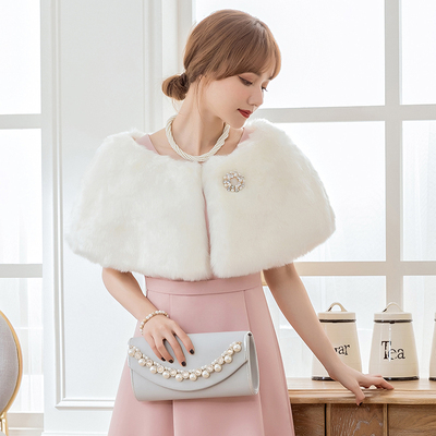 アウター ショール ケープ スモールショール 羽織り フェイクファー ラウンドネック ふわふわ 毛皮 キラキラ かわいい 大人可愛い きれいめ シンプル カジュアル 上品 おしゃれ 大人女子 こなれ感 ラブリー キュート オールシーズン 無地 春 秋 冬 10代 20代 30代 40代 女子用