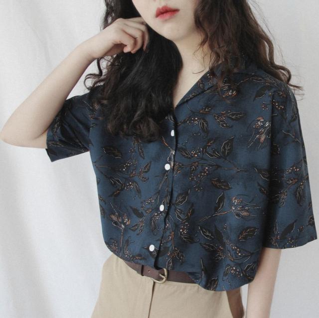 トップス シャツ ブラウス 柄シャツ プリントシャツ 袖あり 半袖 フレアスリーブ 襟付き フレア ルーズフィット デザイン スマート 前開き 伸縮性なし 大人可愛い きれいめ シンプル カジュアル おしゃれ お洒落 レトロ 大人女子 こなれ感 ラフ かっこいい 個性的 クール