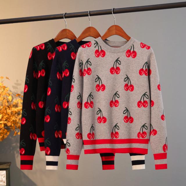 チェリー柄 クルーネック セーター トップス ニットソー 袖あり 長袖 襟なし リブニット 編み込み ニット かわいい 大人可愛い きれいめ カジュアル 大人 おしゃれ 大人女子 こなれ感 ラフ ラブリー キュート ガーリー 個性的 モダン 主役級 存在感 抜け感 柄 フルーツ