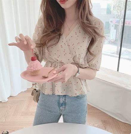 トップス デート ブラウス カットソー 白トップス ミディアム丈 袖あり 半袖 ボリューム袖 パフスリーブ フレアスリーブ フレンチスリーブ ホルンスリーブ 萌袖 Vネック 襟なし フレア セミフレア ストレート ワイド Aライン 切り替えデザイン スマート シフォン