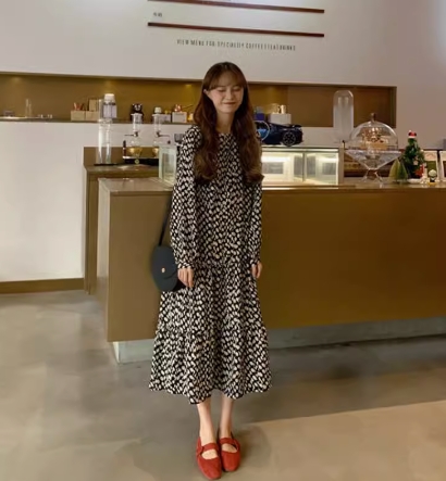 ティアードワンピース ロングスカート フレアワンピース マキシ マキシ丈 袖あり 長袖 ラウンドネック フレア Aライン ウエストマーク ハイウエスト プルオーバー かわいい きれいめ シンプル カジュアル 大人 上品 おしゃれ お洒落 レトロ 大人可愛い 大人女子 こなれ感 ラフ