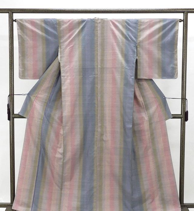 紬 未着用美品 正絹 縦縞ぼかし模様 身丈164cm 裄丈63.5cm 紬 未使用 新古品 着物 カジュアル d4029