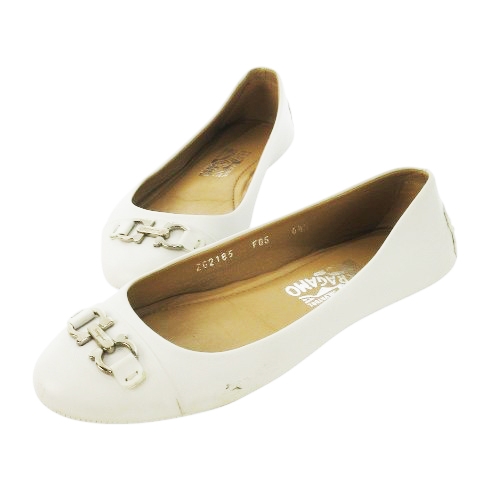 【中古】サルヴァトーレフェラガモ Salvatore Ferragamo バレエシューズ ドライビング 革 ガンチーニ ロゴ 6.5 白