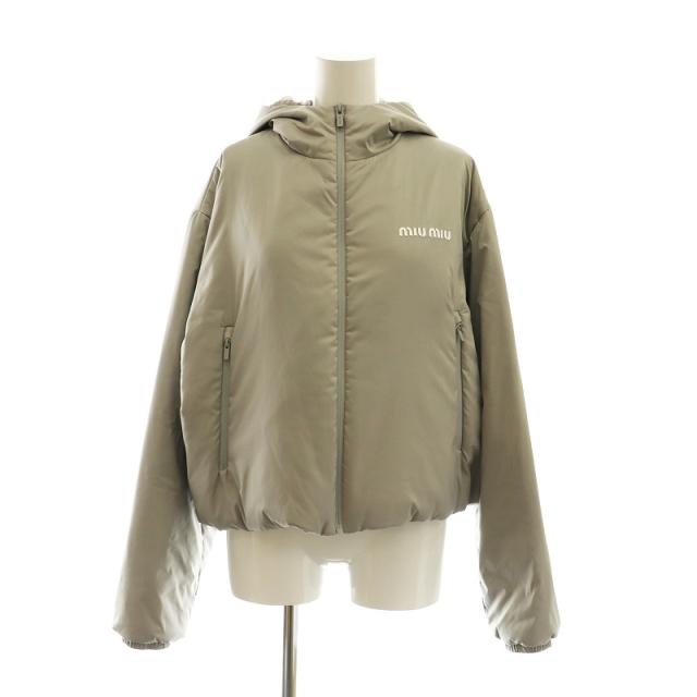 【中古】ミュウミュウ miumiu 24AW テクニカルポンジー ジャケット フード付き ダウン ロゴ XS ライトグレー ML1156