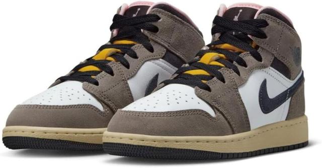 [ナイキ] エア ジョーダン 1 ミッド SE [J AIR JORDAN 1 MID SE] ホワイト/ケイブストーン/ダークサルファー/オイルグレー HQ2014-100