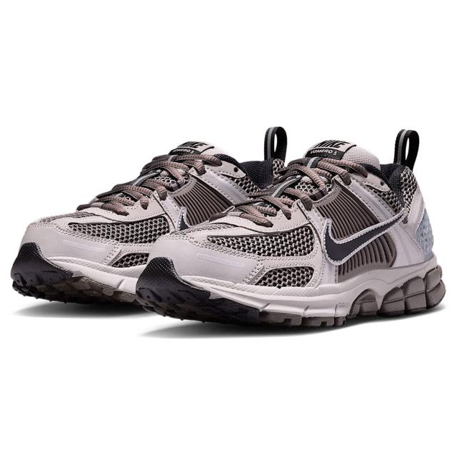 [ナイキ] ボメロ 5 [J Vomero 5] カレッジグレー/ケイブストーン/メタリックシルバー/ブラック HF6998-010