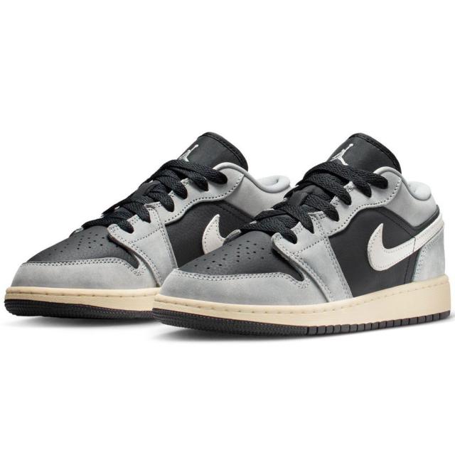 [ナイキ] エア ジョーダン 1 ロー SE GS [J AIR JORDAN 1 LOW SE GS] ライトスモークグレー/セイル/モスリン/ブラック HQ2021-012