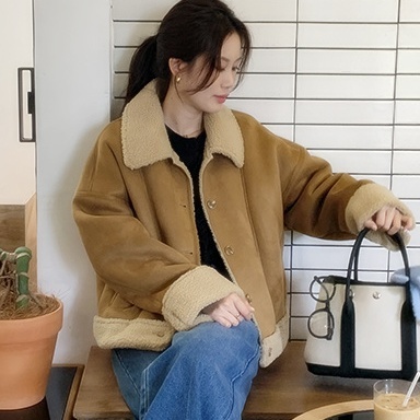 アウター ジャケット ムートン 裏ボア レディース 長袖 エレガント 上品 きれいめ 高級感 かわいい 大人可愛い オシャレ お洒落 シンプル カジュアル モダン シック トレンド 韓国 流行 春 秋 冬 前開き ボタン ポケット ブラウン 茶色 くすみカラー ОL 仕事 通勤 普段使い