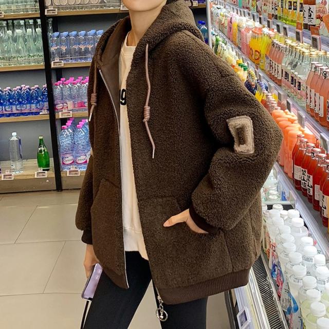 フーディボアコート アウター レディース ボアコート ボアジャケット フード付き コート ジャケット ショート丈 ロゴ入り パーカー ニット ボア 茶色 モカブラウン 大人可愛い きれいめ 上品 エレガント ガーリー マニッシュ ルーズ キュート 大人女子 おしゃれ シンプル